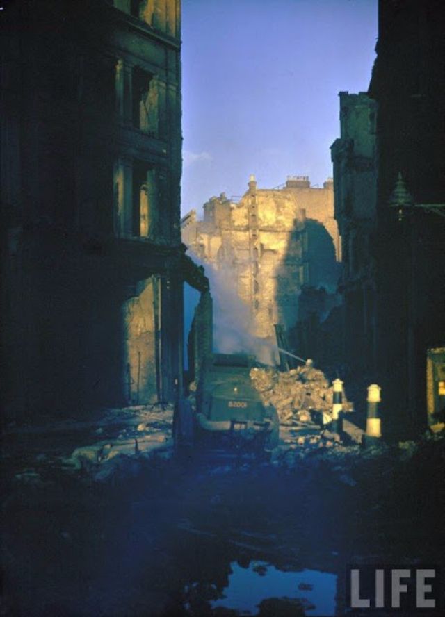 12 Amazing Color Photographs Captured London After Air Raid Attack ...