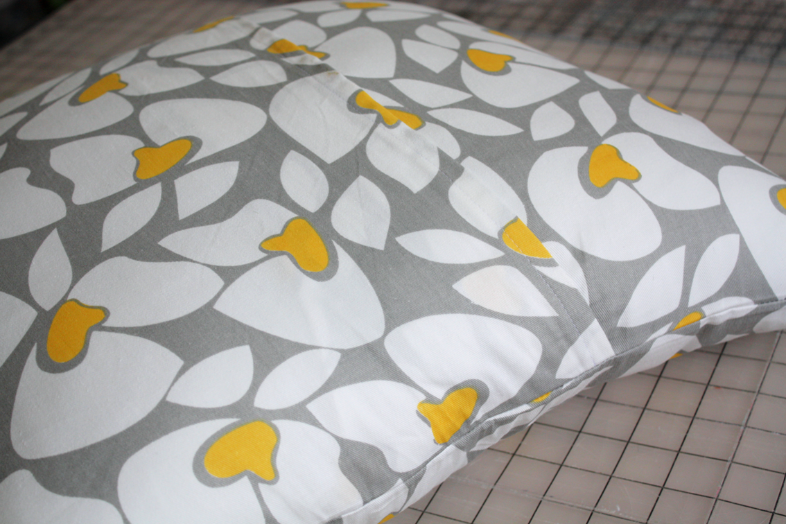 Tutorial: Easy Peasy Envelope Closure Throw Pillow Cover - Naturally ...