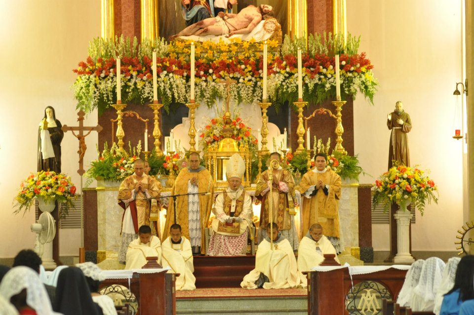 New Liturgical Movement: Pontifical Mass in the Philippines