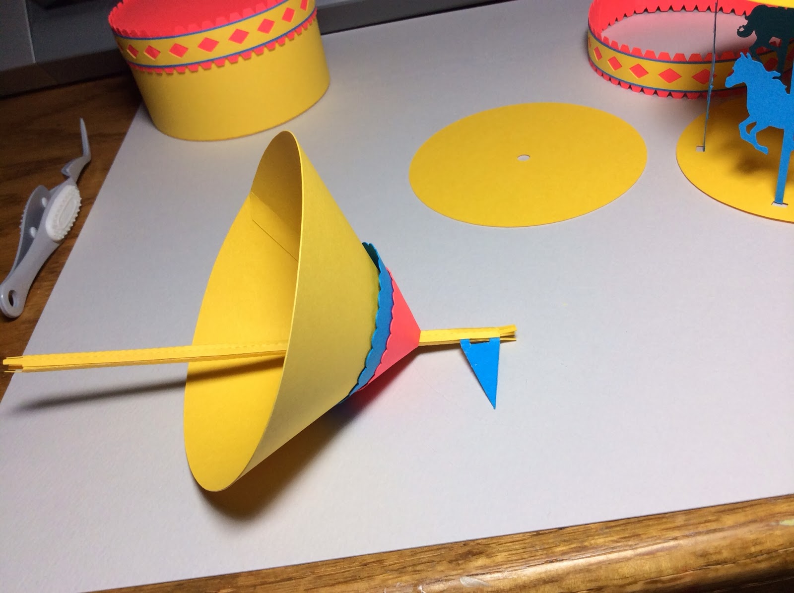 Papercrafts and other fun things: A Carousel Box That Really Spins