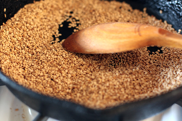 Andrea's Easy Vegan Cooking: Sesame seed cookies with maple-tahini icing