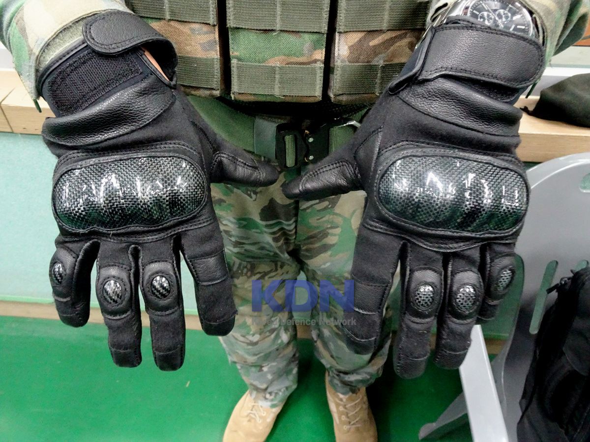Gloved Rok Soldiers