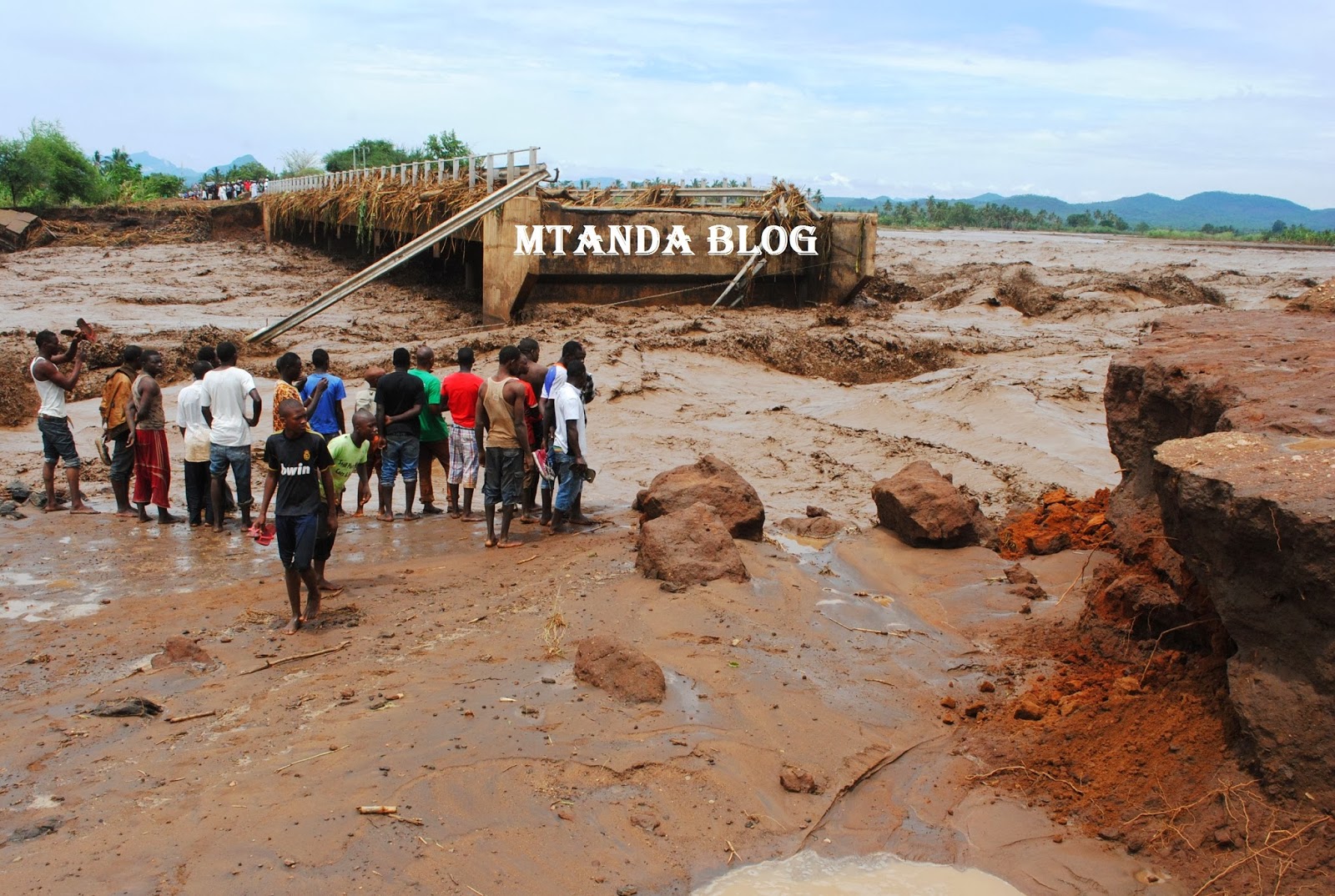 TASWIRA KAMILI YA MAFURIKO NAMNA ILIVYOSOMBA KINGO ZA DARAJA LA MAGOLE ...