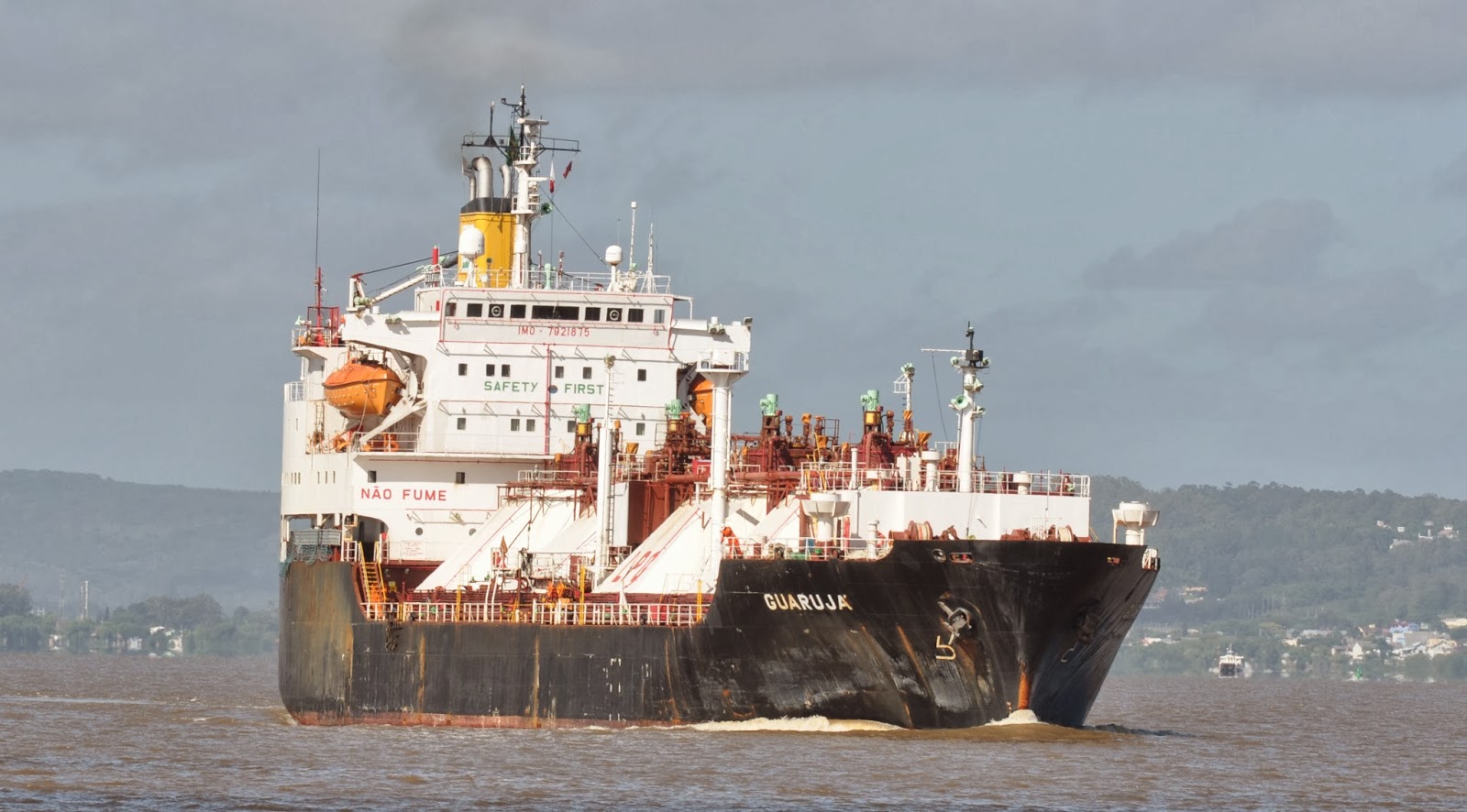 VCV ESTEIO: Navio-tanque “Guarujá” chega a Canoas.