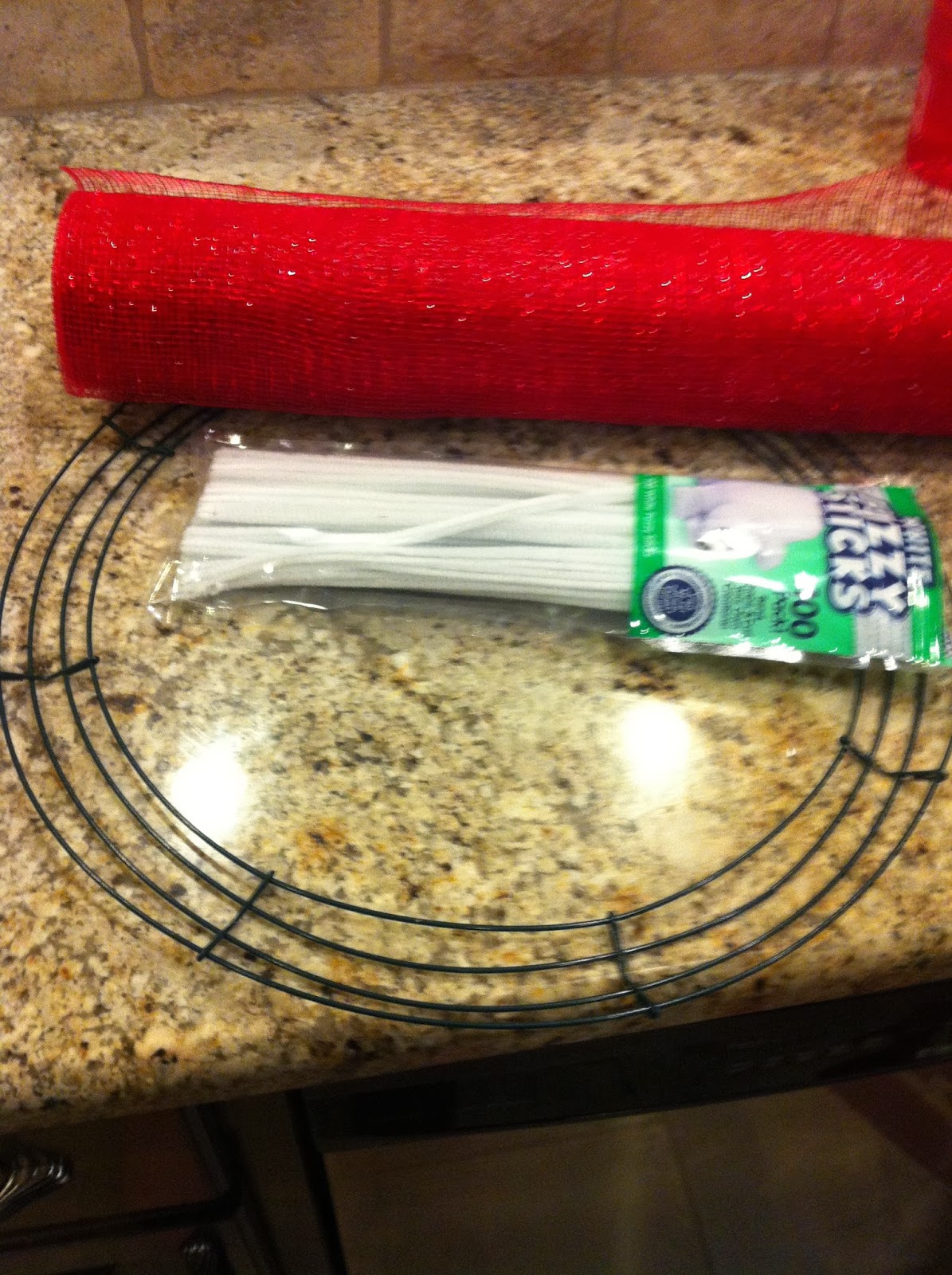 My Crafty World: Deco-Mesh Wreath