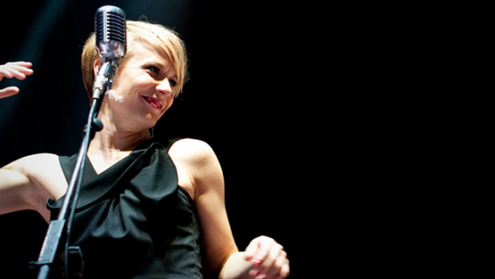 TODO SOBRE STING (by JKasker): JO LAWRY, EL ÁNGEL RUBIO DE ADELAIDA