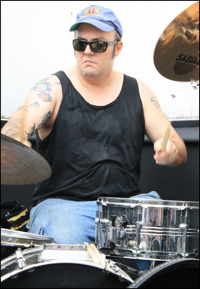 ZOMBILLY: Estúdio de tattoo inaugura espaço para rock
