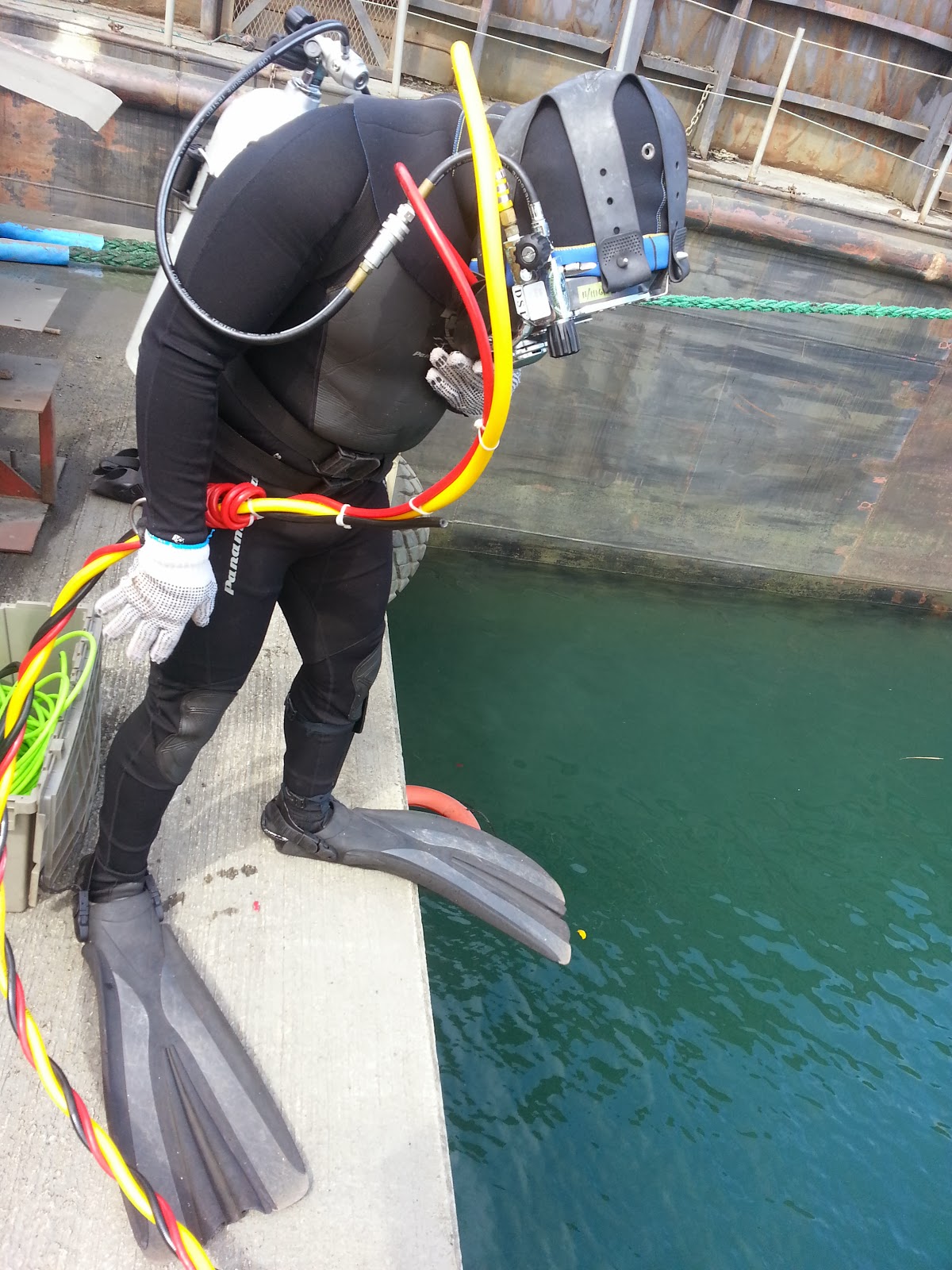 Underwater Hull Cleaning at Panama Canal by Aquadiver Panama: IN WATER ...