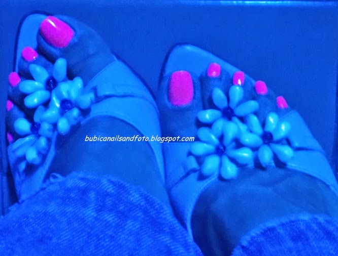 simple nails: 936 neon pink toes