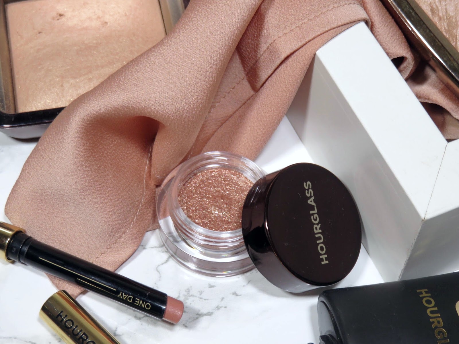 | Review | Hourglass Scattered Light Glitter Eye Shadow | PRETTY IS MY ...