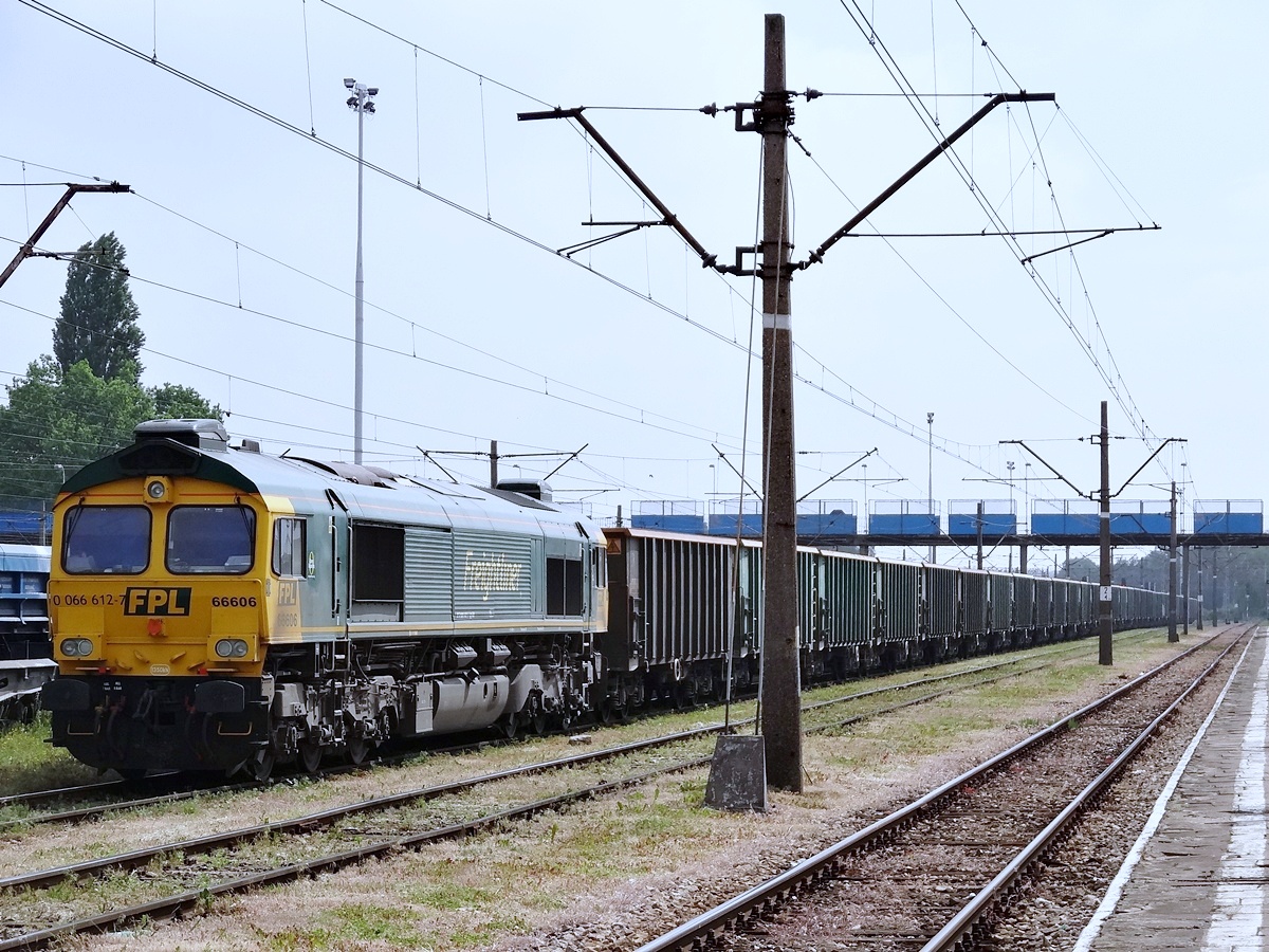 FPL Class 66606 z węglarkami Eamnos na stacji Kielce Herbskie ...