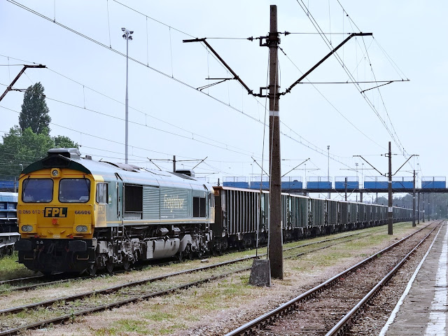 FPL Class 66606 z węglarkami Eamnos na stacji Kielce Herbskie ...