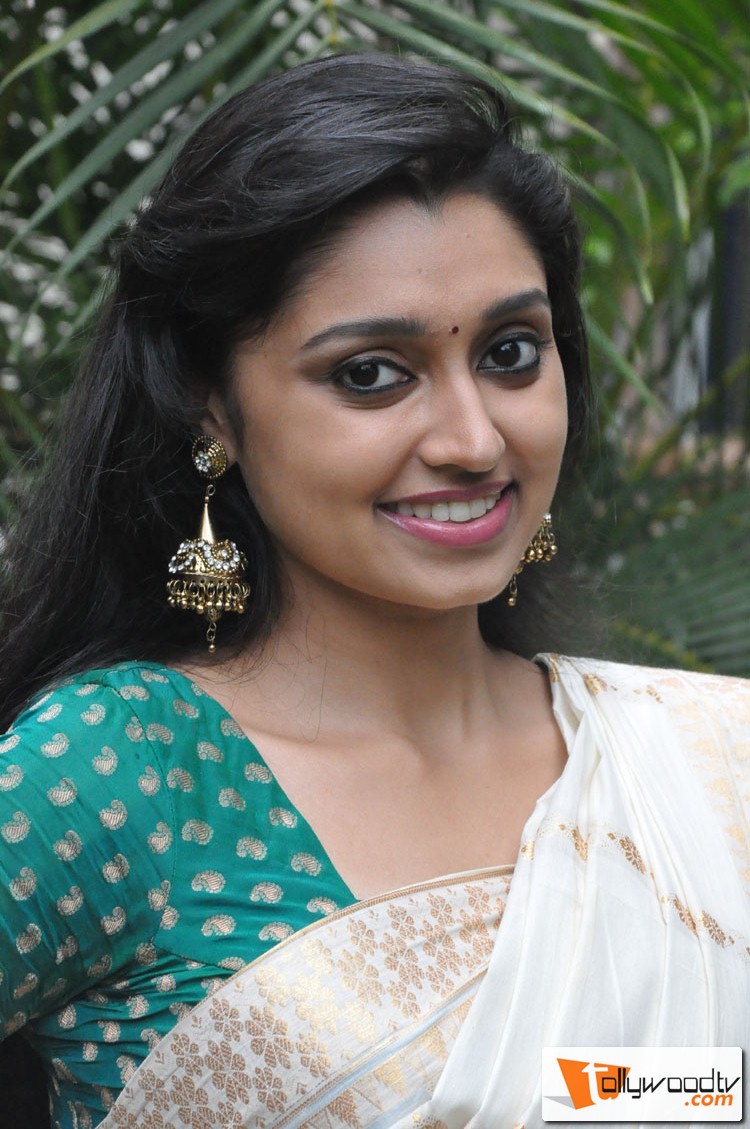 Suji Photoshoot At ElaCheppanu Audio Launch | Tollywoodtv