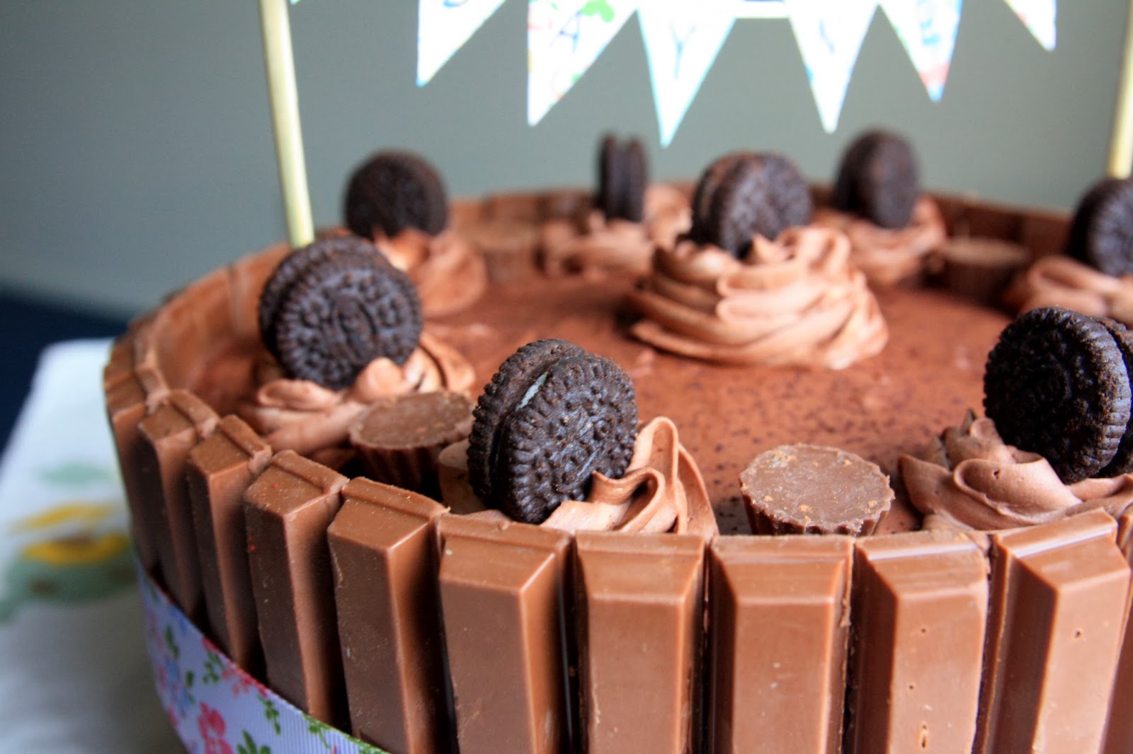 dr. sweet tooth: Kit Kat Red Velvet Oreo Madness Cake