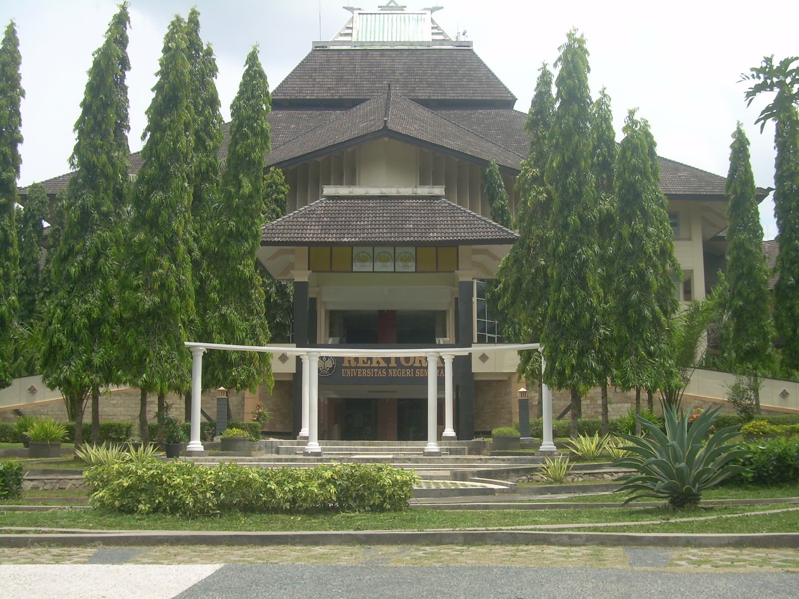 Reza Chandra: Gedung Rektorat Unnes 2010