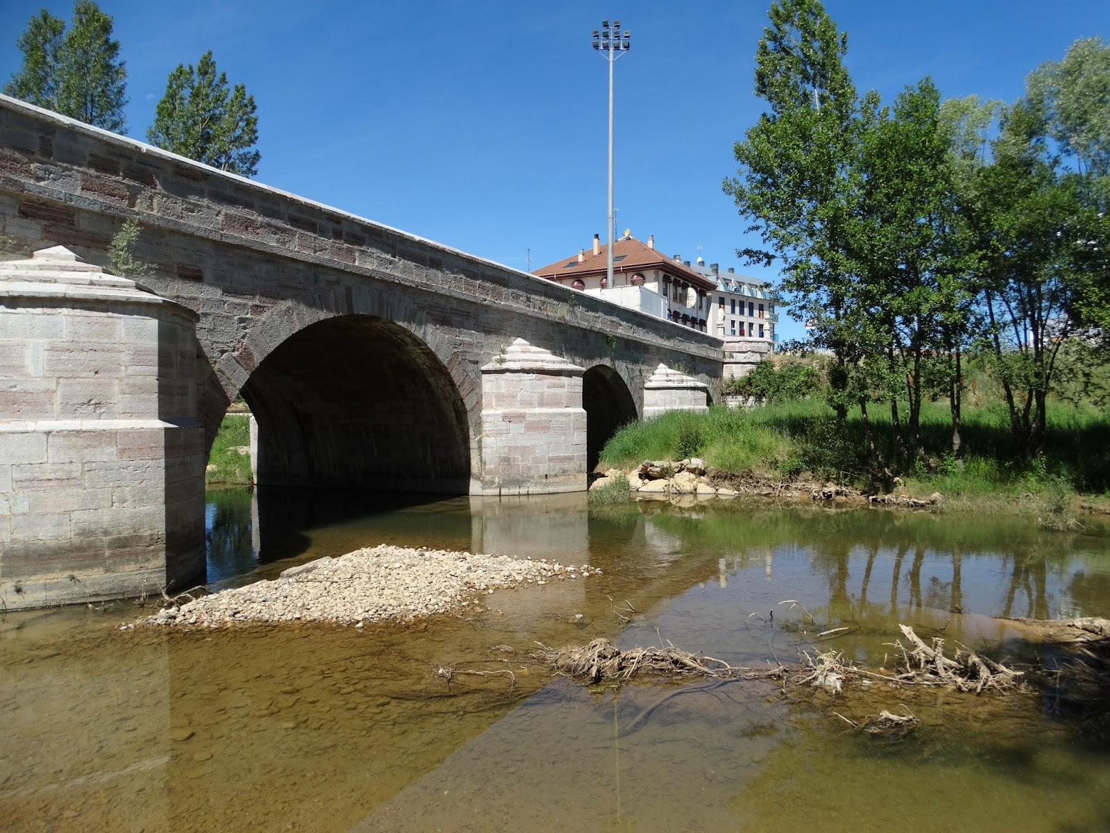 CAZANDO PUENTES: PUENTE DE PUENTE CASTRO SOBRE EL RÍO TORIO