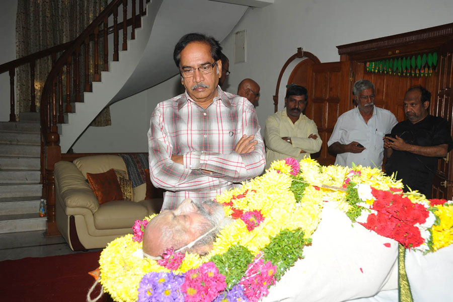 Tollywood Pays Homage to Tripuraneni Maharadhi