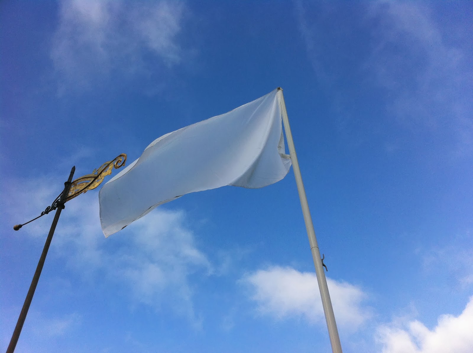 »DON'T FORGET OCTOBER 18TH, THE INTERNATIONAL WHITE FLAG DAY!«: Schloss ...