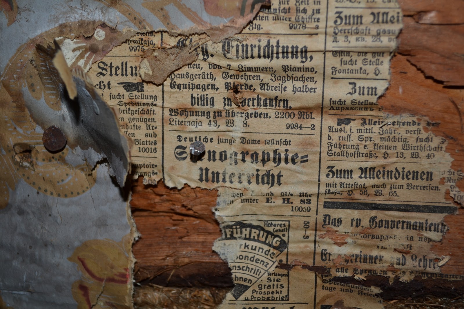 Väike maja Marta tänaval...: SAKSA KEELSED AJALEHED SEINAS - PUHAS KUNST!