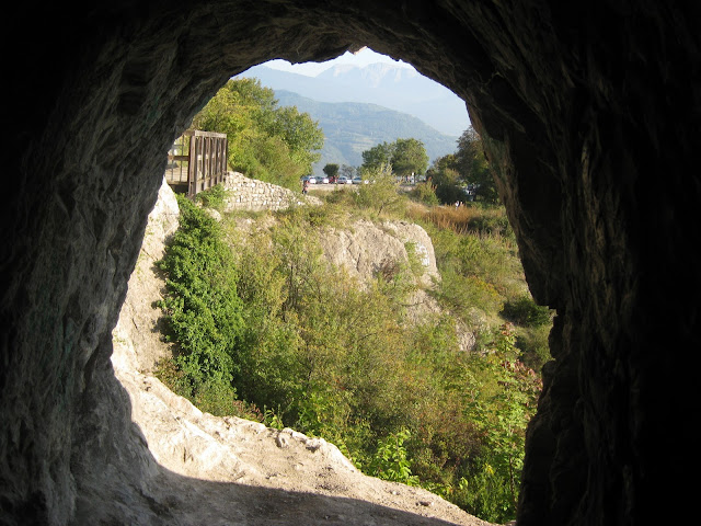 Montagnes en Couleurs: Les Grottes de Mandrin