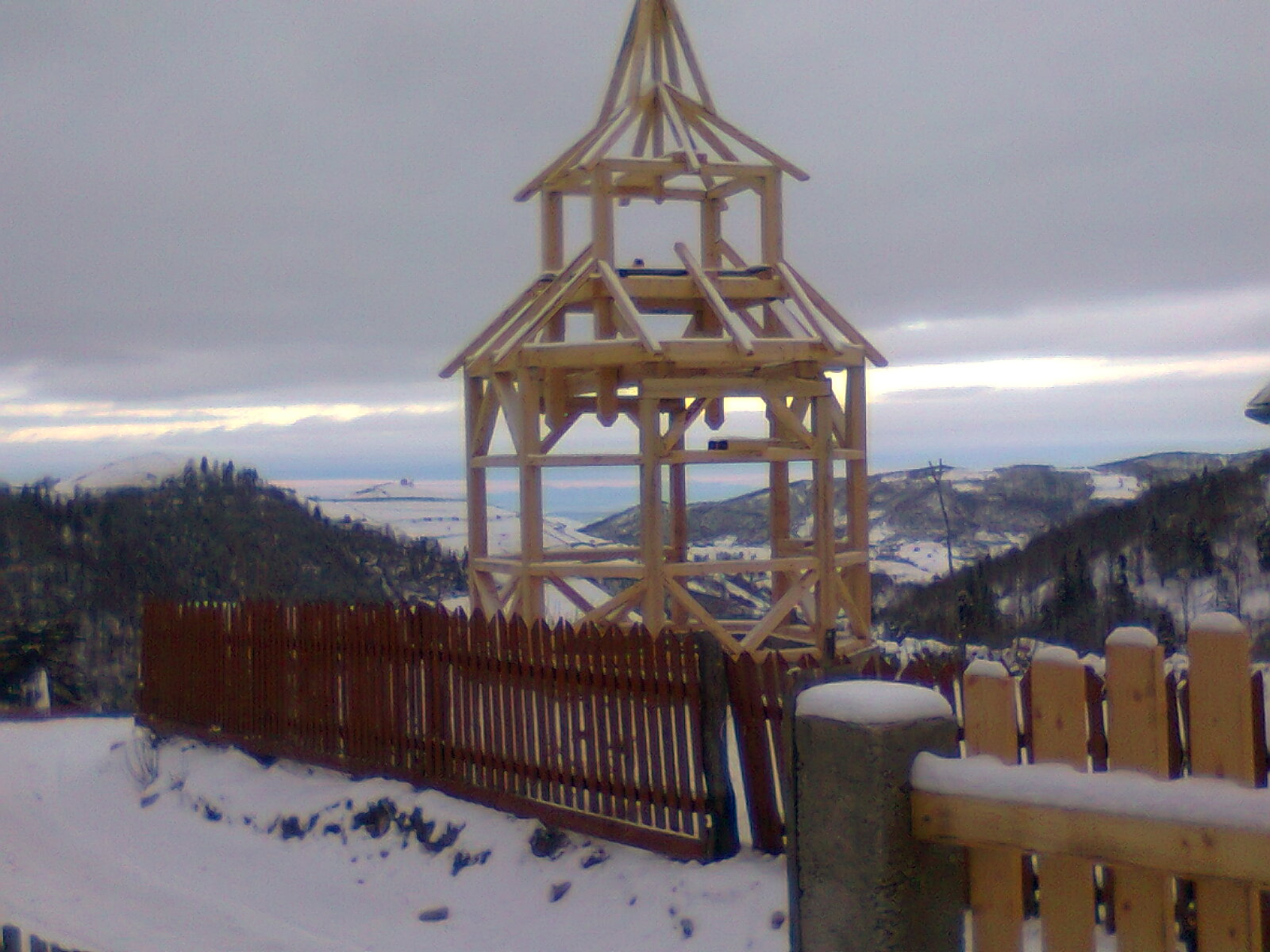 Clopotnita din lemn de la Biserica din Rasca | Parohia Ortodoxa din ...