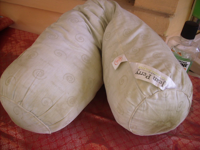 KETUMPIT: bantal dan guling kapuk dan darcon