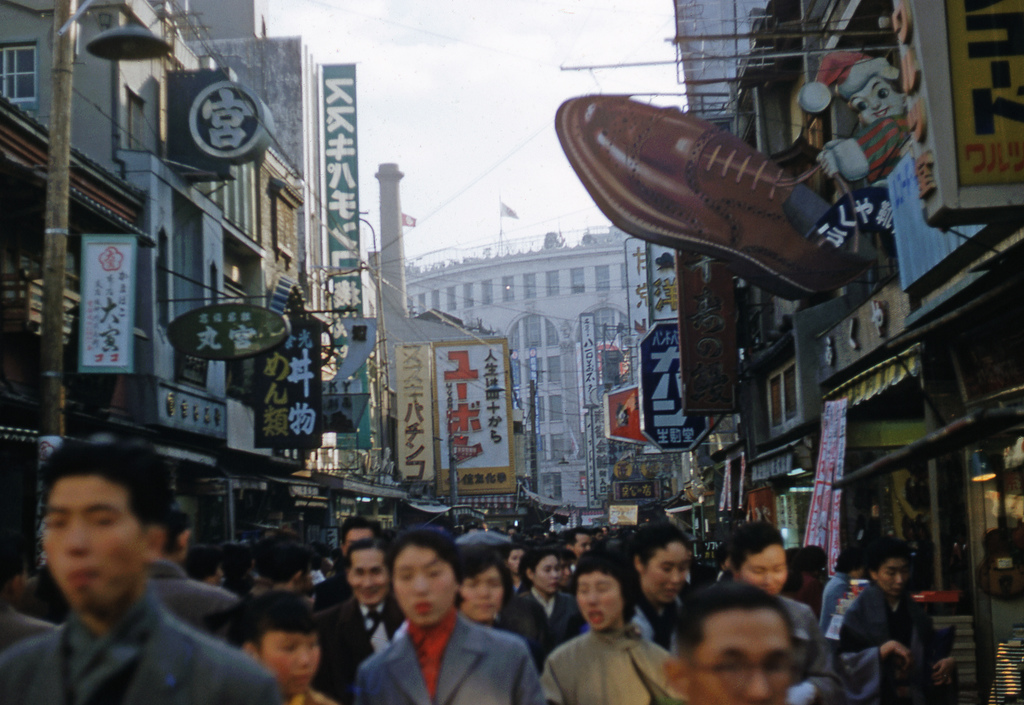 50 Amazing Color Photographs Capture Everyday Life in Japan in the ...