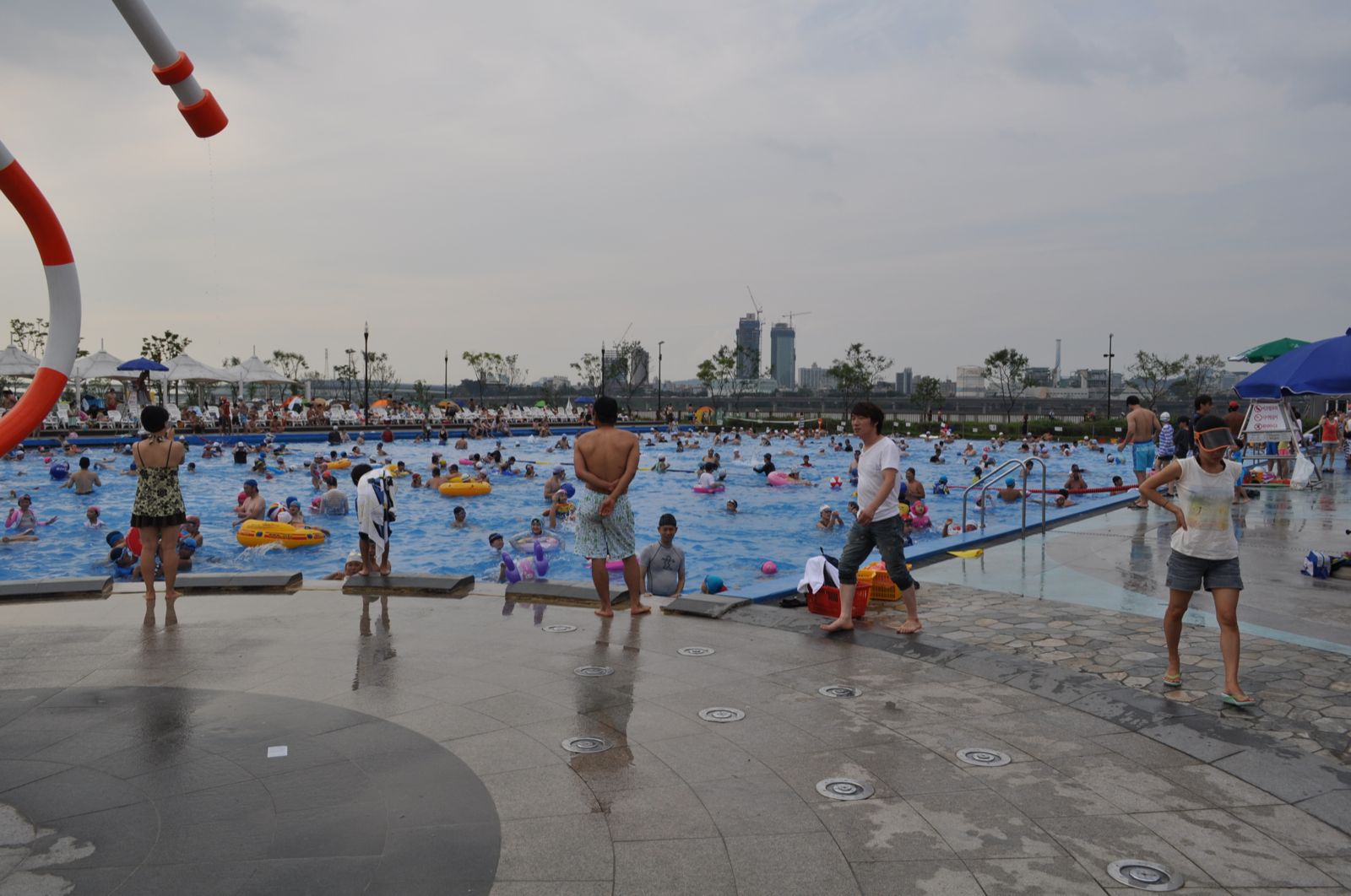 Adventures of a Family in Seoul: A Swimming Pool in Seoul