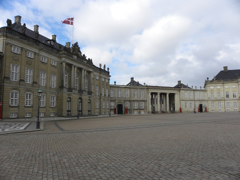 Travels - Ballroom Dancing - Amusement Parks: Guards at the Amalienborg ...