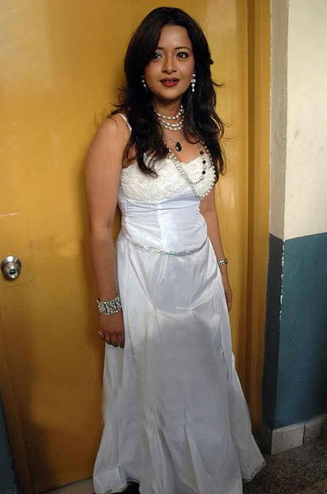 Cinimaya :: Reema Sen in White Dress Spicy PicsGreeku Veerudu Movie ...