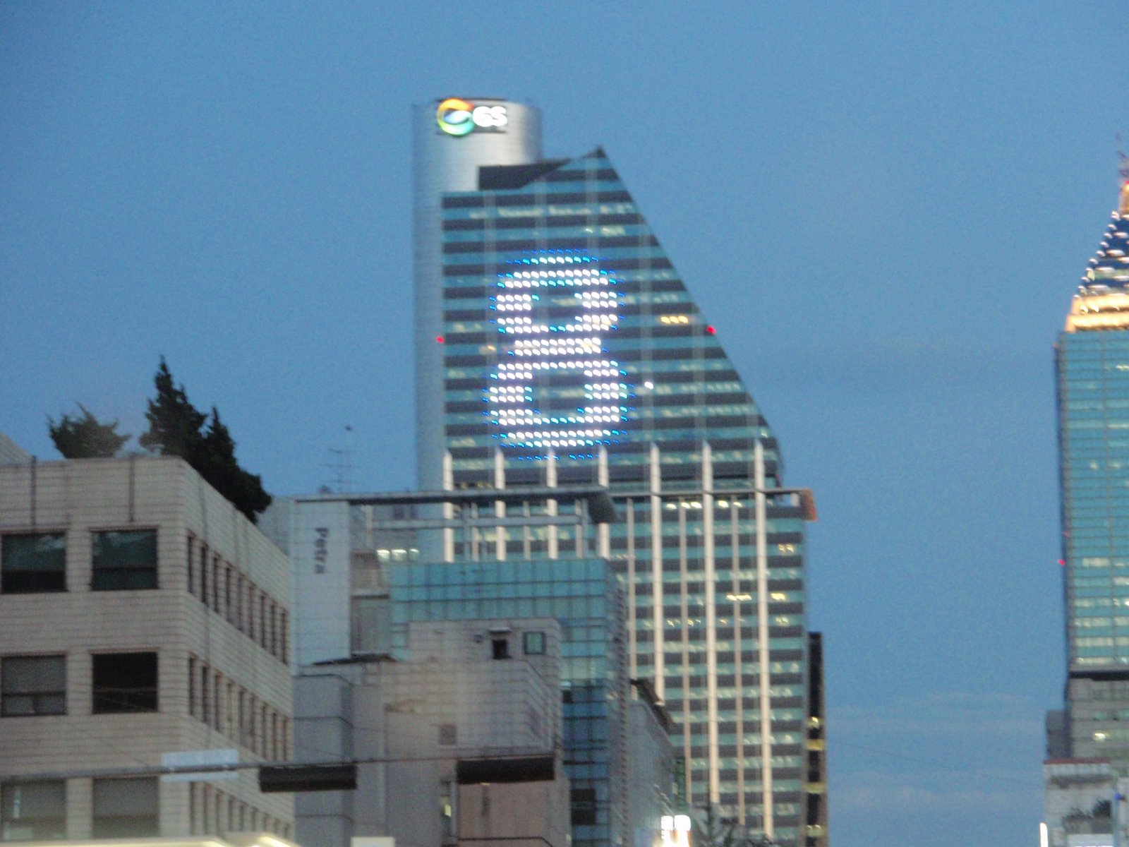 Airport Trolley, outdoor billboard: GS TOWER LED전광판