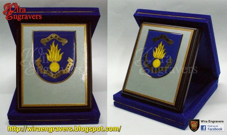 WIRA ENGRAVERS: Plaque in velvet box and wooden box