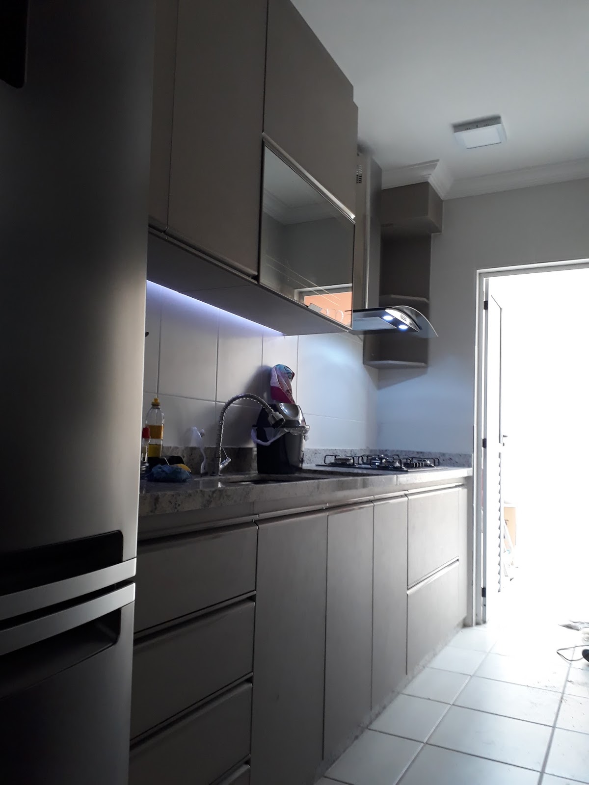 cozinha mdf fendi com puxador bronze