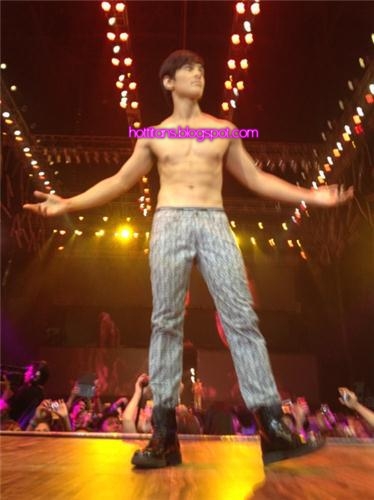 Hot Titans: Bench Universe 2012: Joseph Marco