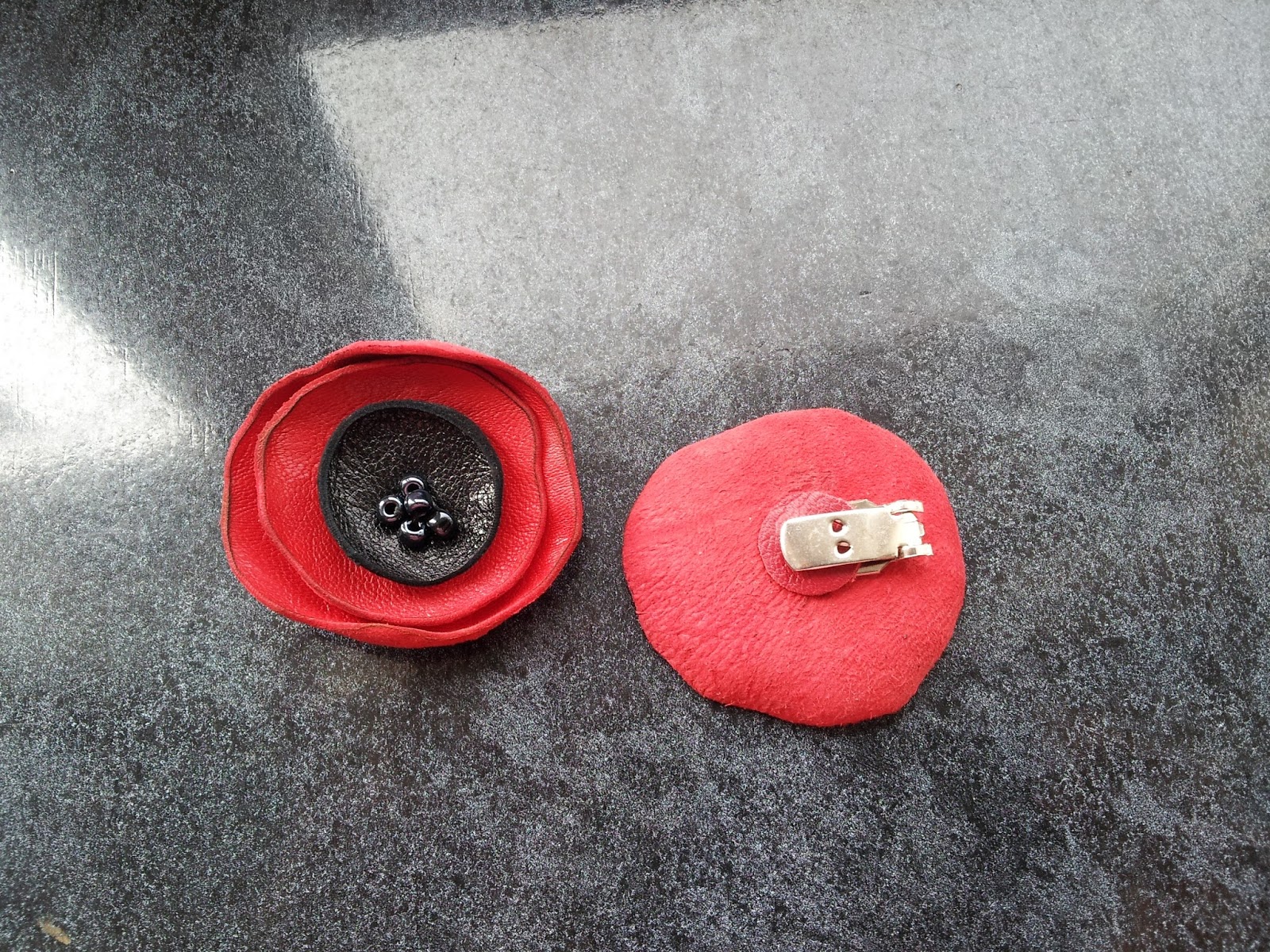 Cadouri pentru casa si suflet: Clipsuri pentru pantofi, maci rosii