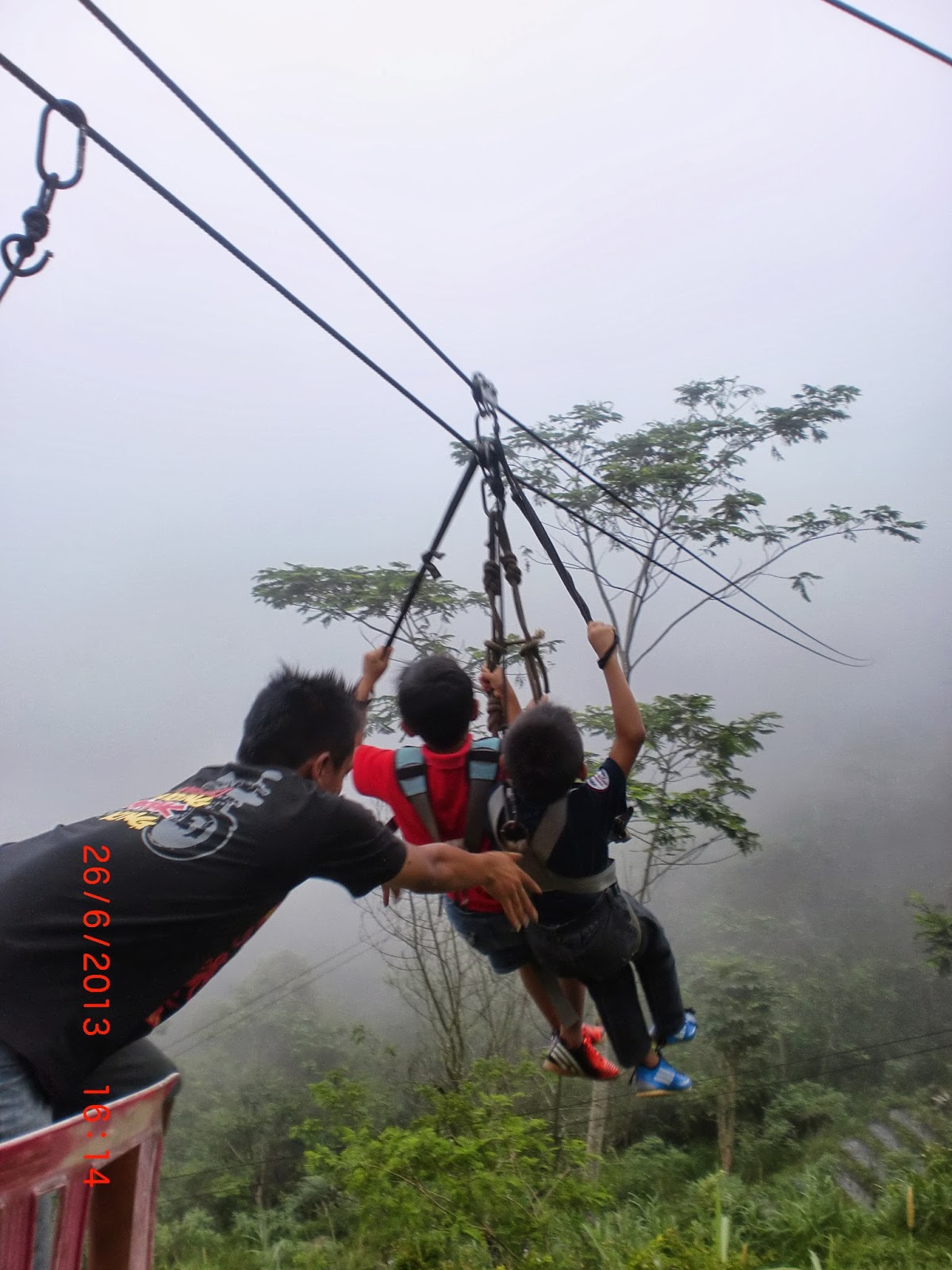 jam kumpul ...: Main Flying Fox Sambil Menembus Kabut Ketep Pass