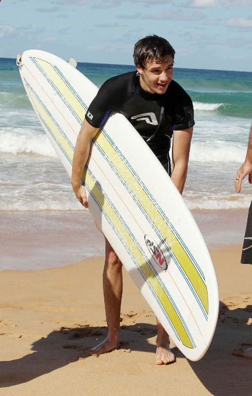 Gossip Girl: Louis y Liam (1D) haciendo surf enla playa