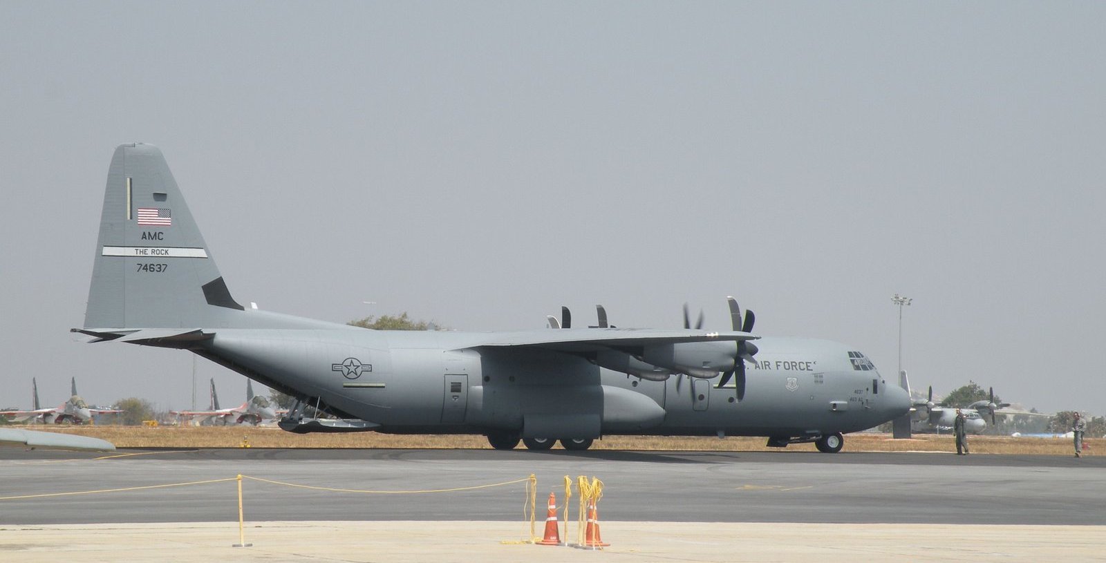 Defensa y Armas: Avión de Transporte Medio C-130J
