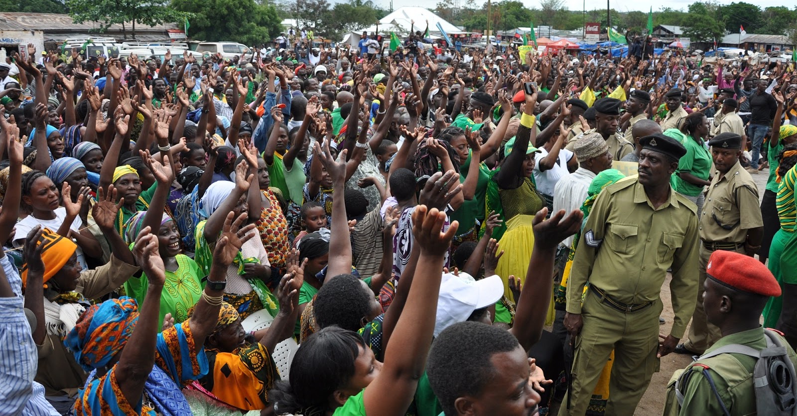 Wananchi wakimshangilia mgombea Mwenza wa Urais kwa tiketi ya CCM, Mama ...