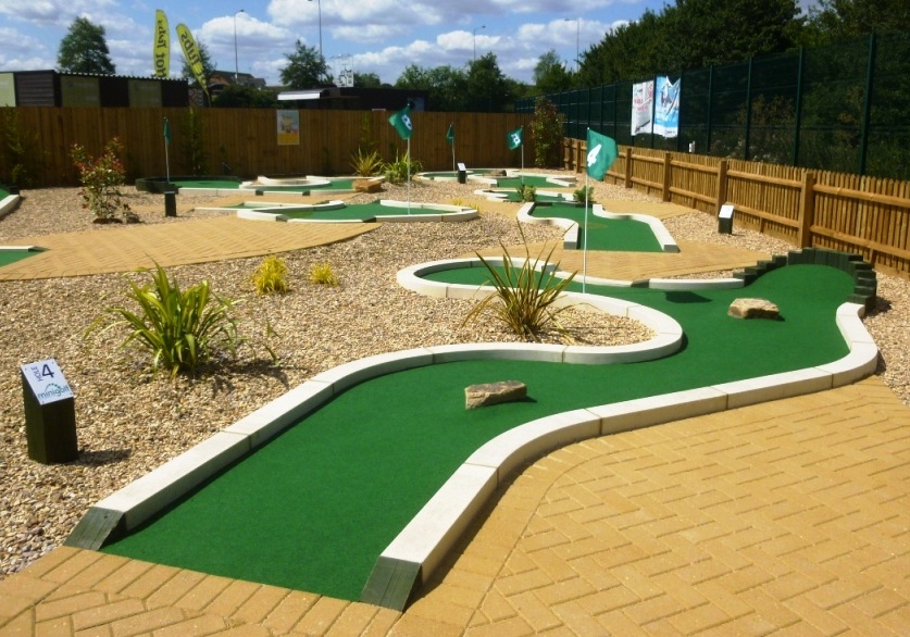 The Ham and Egger Files: Peterborough Minigolf