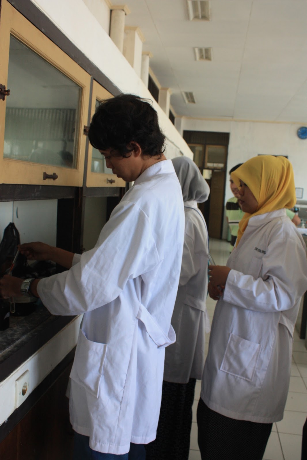 Tumbuhan Obat dan Sains: Kegiatan di Laboratorium Kimia UNP