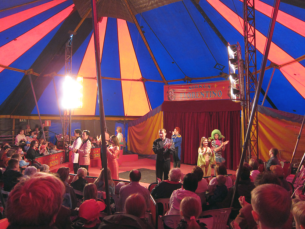 Sirkusteltta: Sirkus Florentino kiertueella