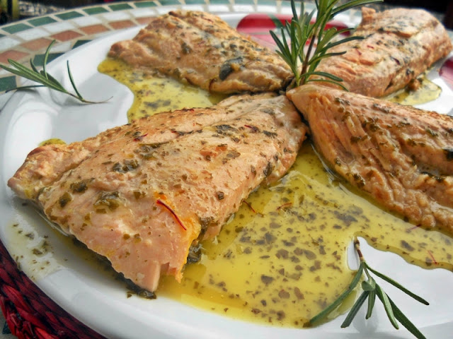 Filetes de salmón en salsa de limón y azafrán - gastronomistico.com