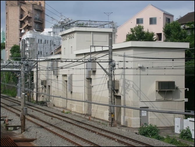 Tokyo in N Scale: An electrical substation from scraps