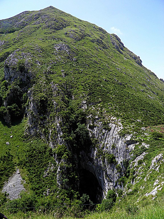 Entrada a la cueva del Tinganón desde Peme