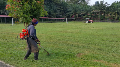 SEKOLAH KEBANGSAAN TENGKAWANG: Kerja-Kerja Pemotongan Rumput Di Padang