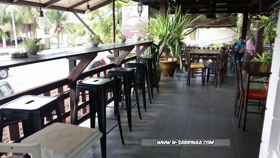Tertarik hati dengan dekorasi dan ambience di Mama One Stop Bakery ...