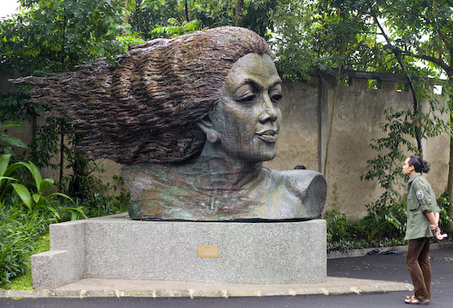 Galeri dalam bangunan terdiri dari tiga lantai. Ada ruang galeri, ada ...