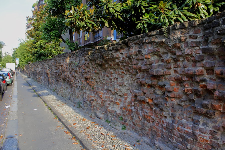 milandailyphoto.com: SPANISH WALLS