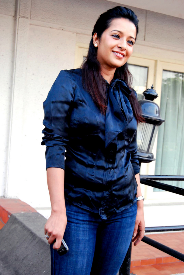 Reema Sen in Jeans Cute Photos - Eyes Tube